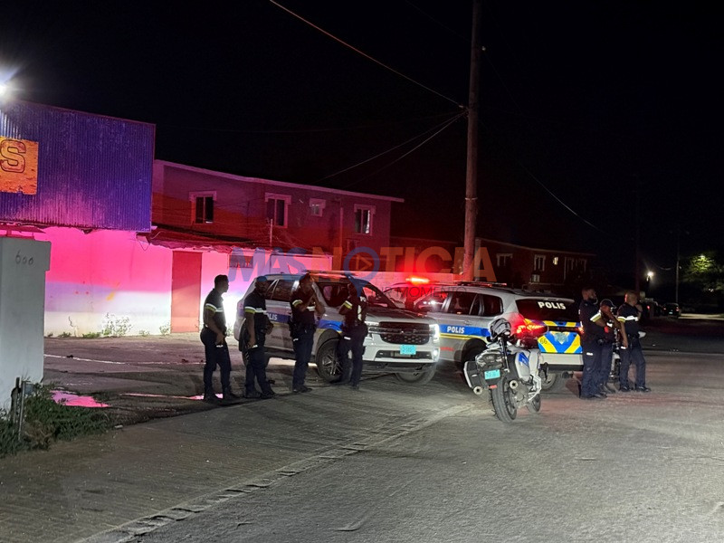 A pega bari sushi na candela na Seroe Patrishi y a tira Polis cu boter ...